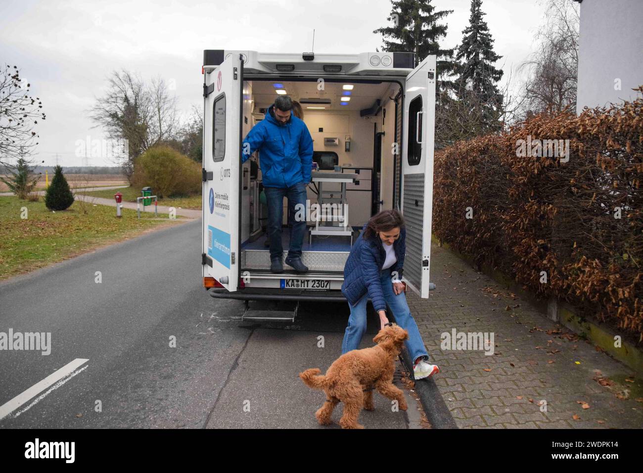 Linkenheim Hochstetten, Germany. 15th Jan, 2024. Dog owner Diana leaves ...