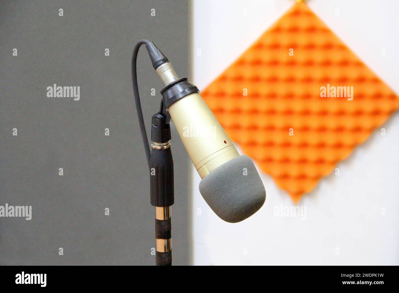 Talk show host microphone hi-res stock photography and images - Alamy