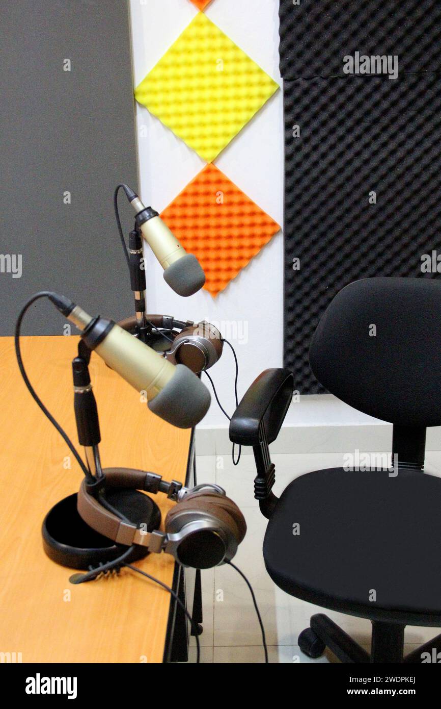 Talk show host microphone hi-res stock photography and images - Alamy