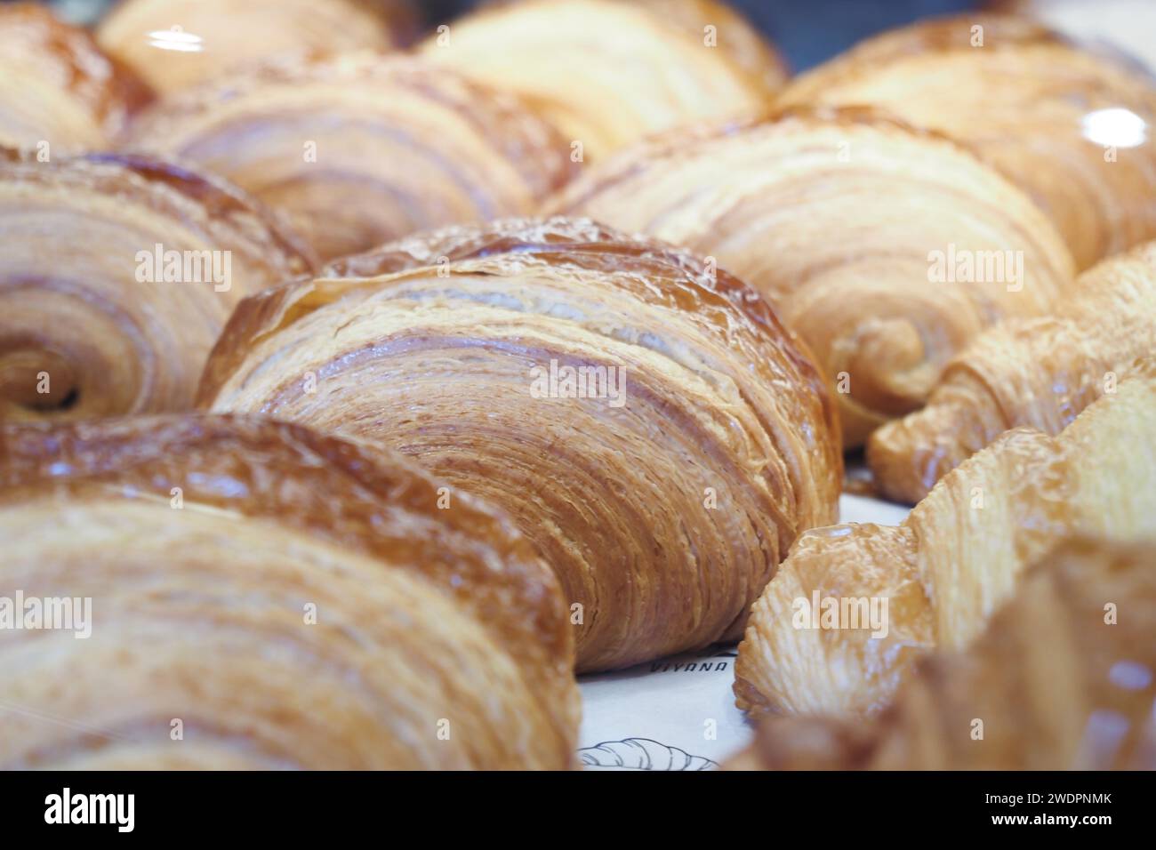 fresh baked croissant in a bakery Stock Photo - Alamy