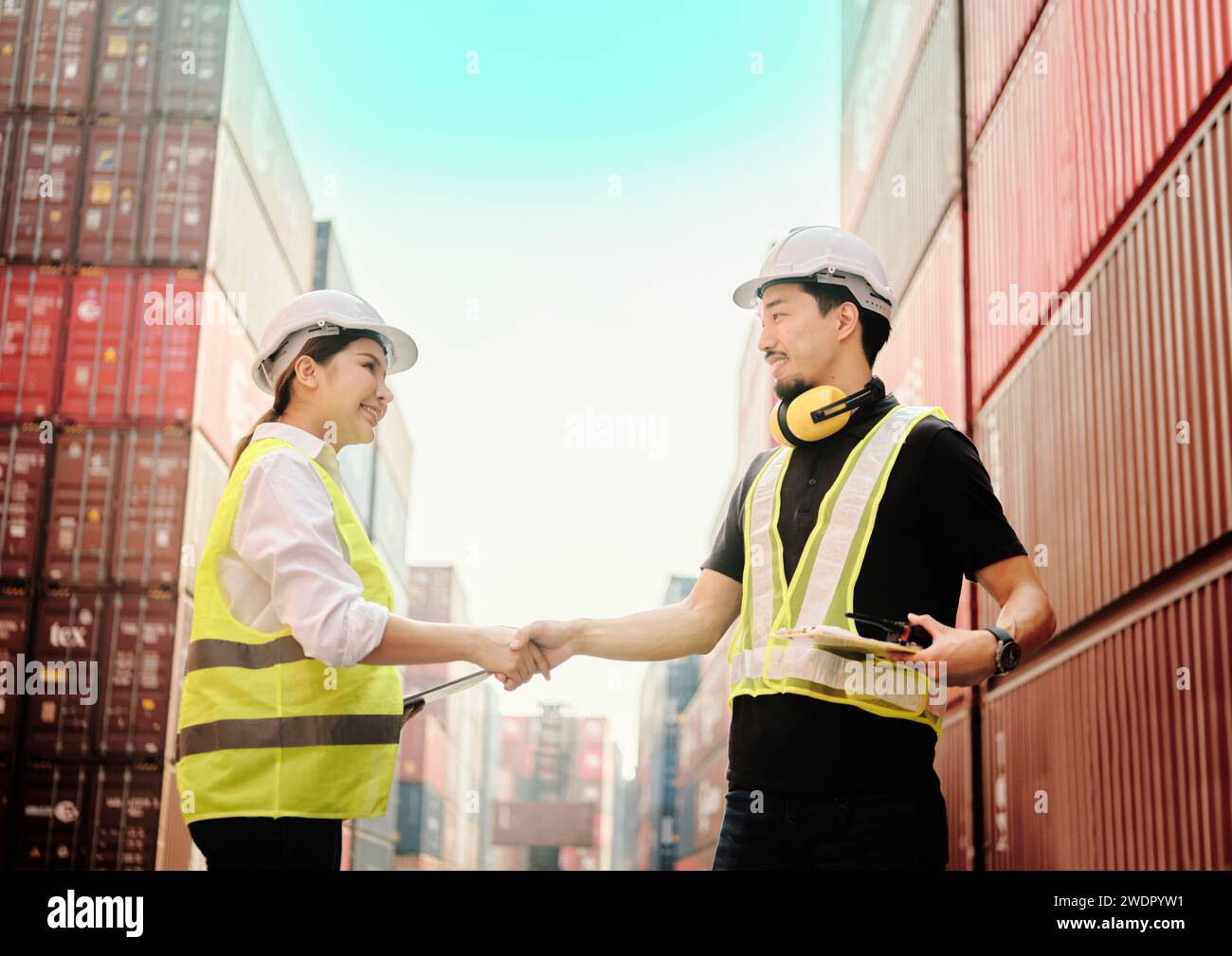 Shipment delivery handshake hi-res stock photography and images - Alamy