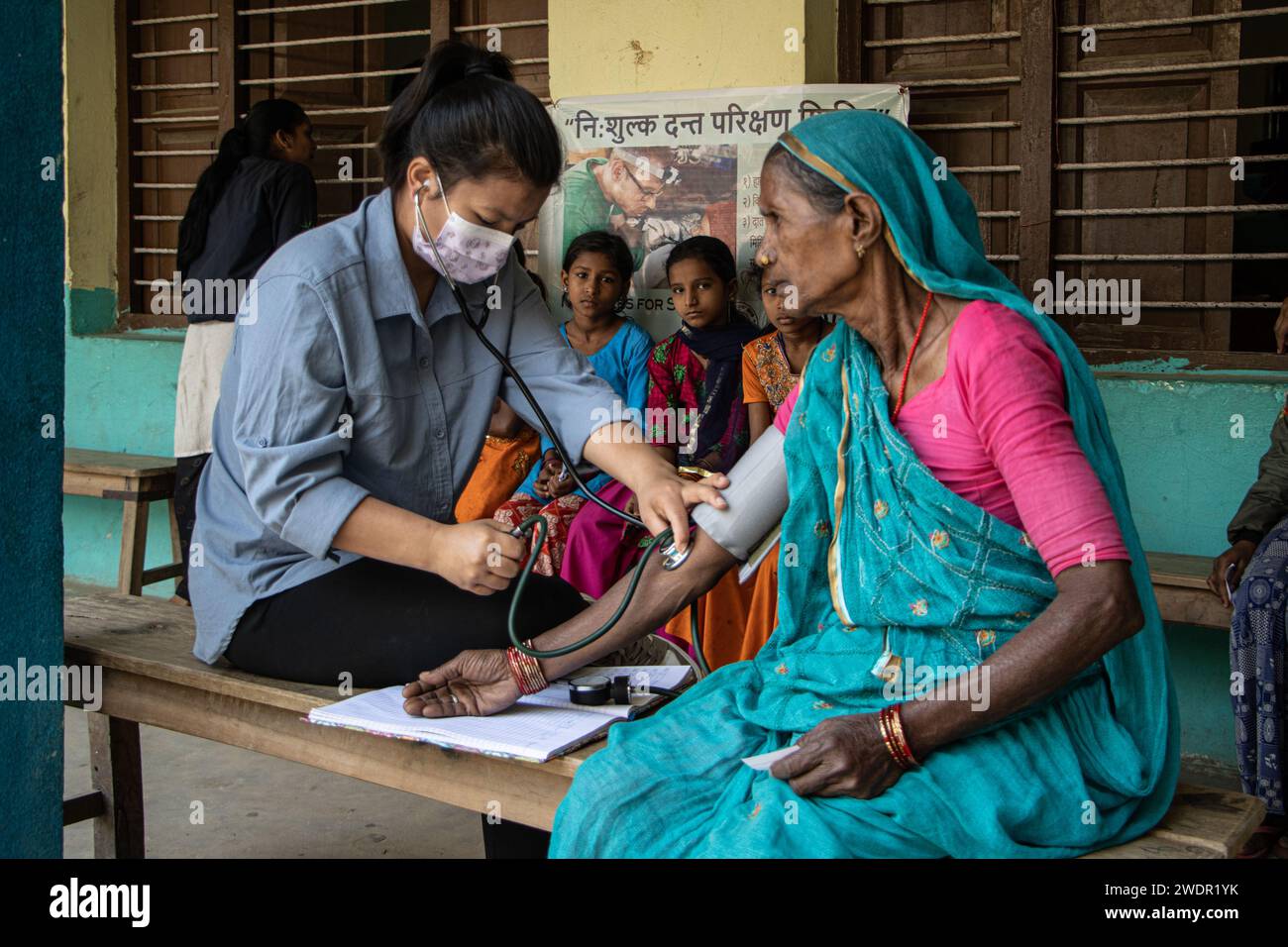 Volunteer at health camps in nepal hi-res stock photography and images ...