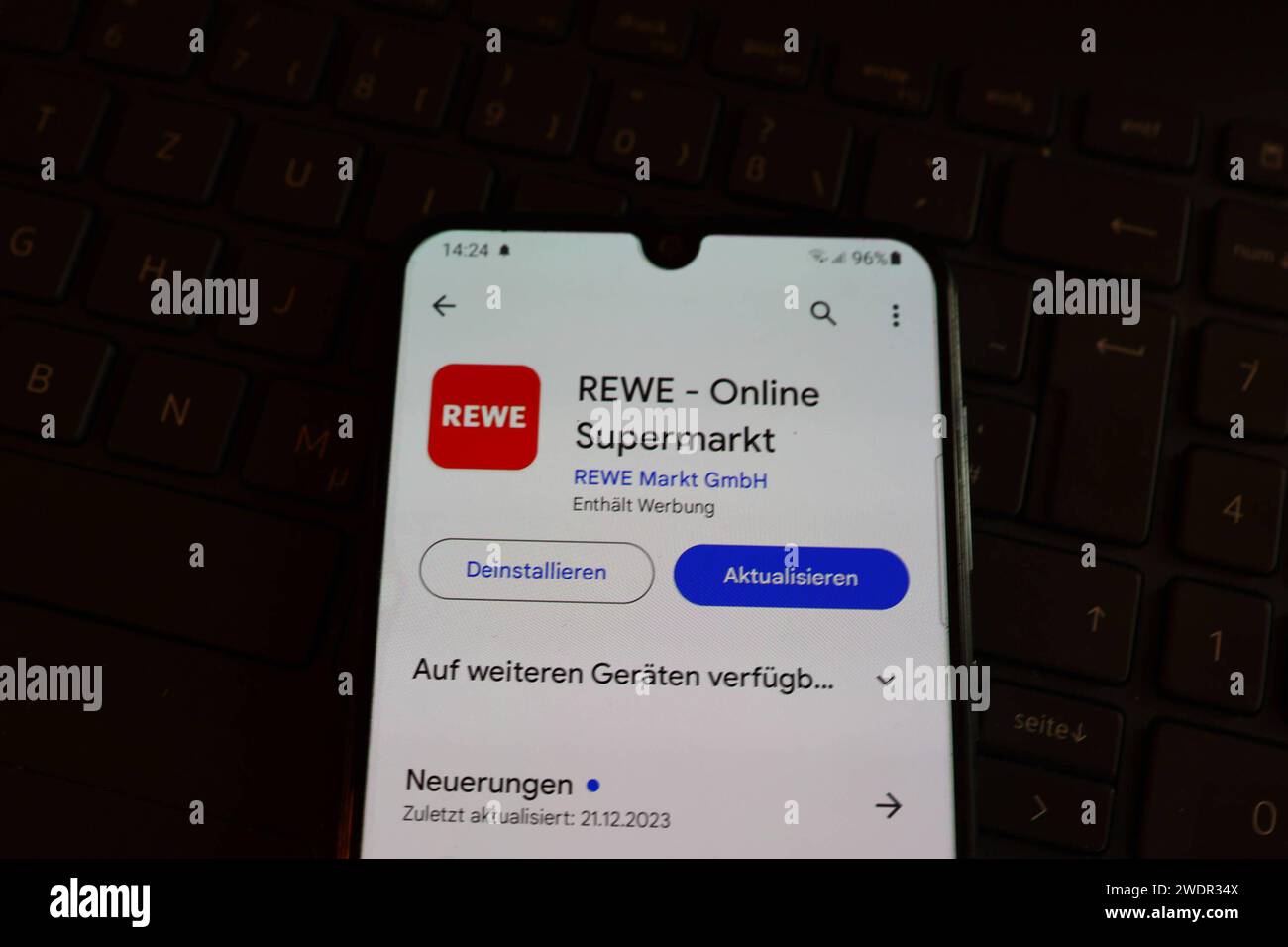 REWE App auf dem Handy *** REWE app on your cell phone Copyright ...