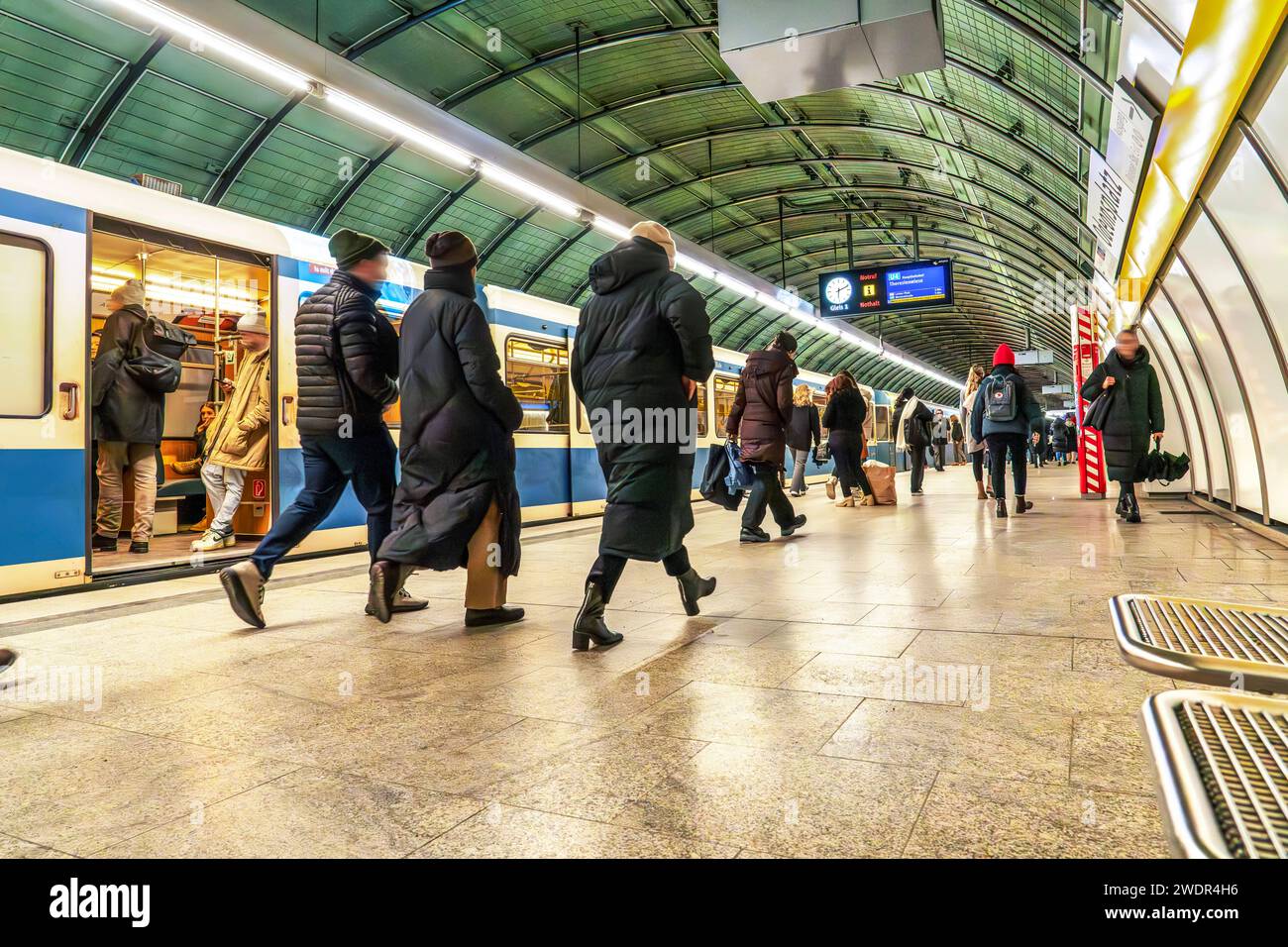 U bahn am bahnsteig hi-res stock photography and images - Alamy