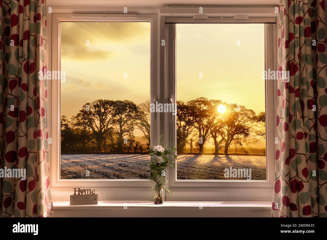 Closed curtains window hi-res stock photography and images - Alamy