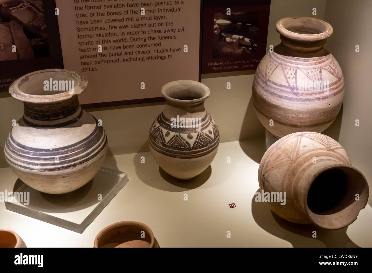 Jars, baked clay, Middle Bronze Age, 2000 - 1600 B.C Stock Photo - Alamy