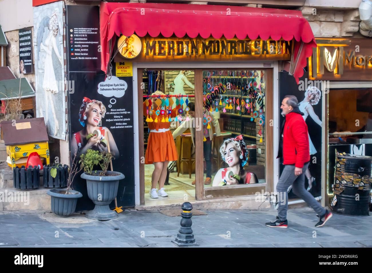 Monroe making a hi-res stock photography and images - Alamy