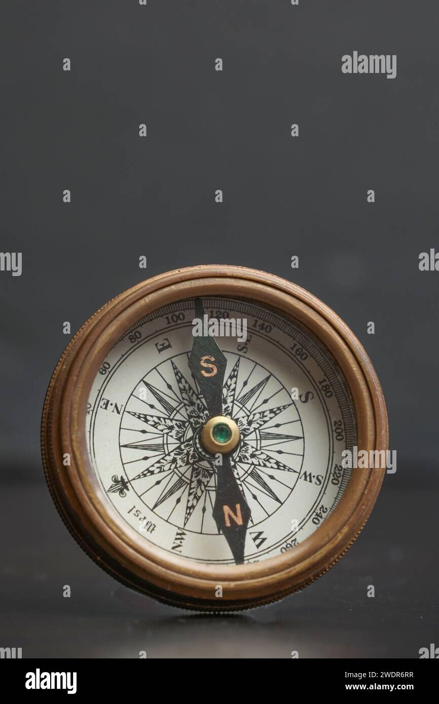 Antique brass compass on map hi-res stock photography and images - Alamy