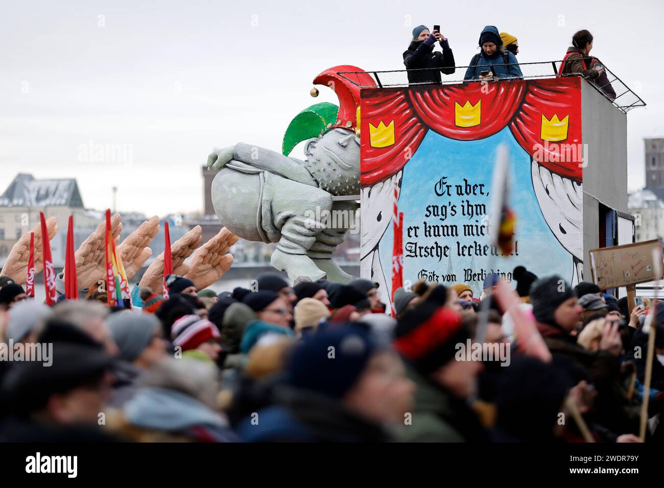 Ein Karnevalswagen des Rosenmontagszuges mit zum Hitlergruß erhobenen ...