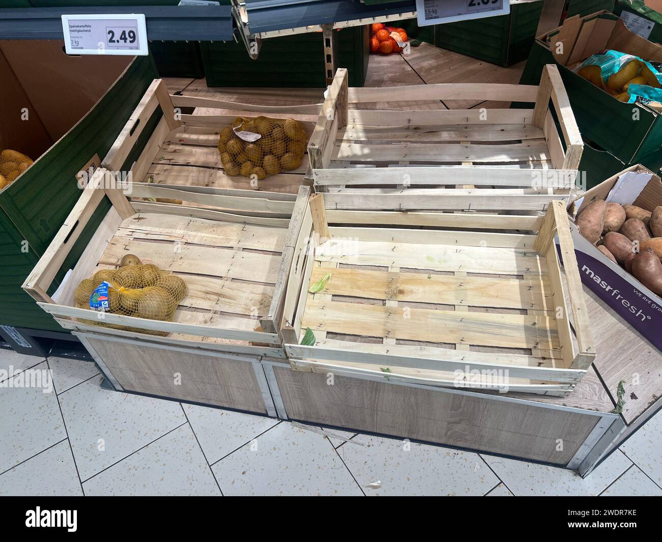 Leeres Regal im Supermarkt *** Empty shelf in the supermarket Copyright ...