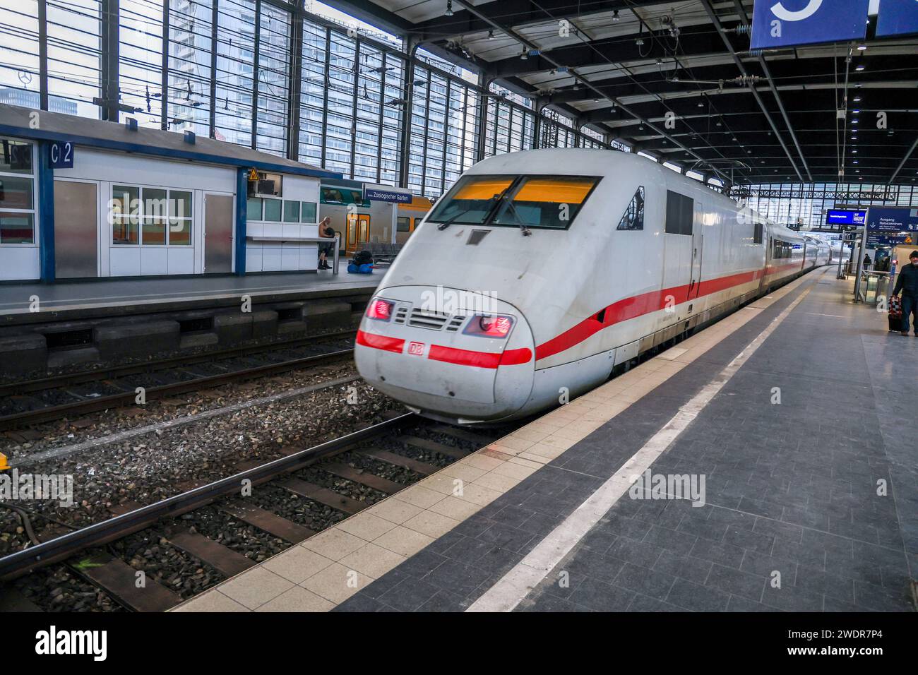 Bahnhof Berlin Zoologischer Garten. Durchfahrt eines Intercity Express ...