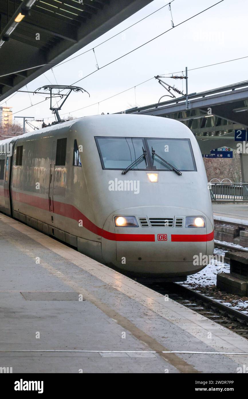 Bahnhof Berlin Zoologischer Garten. Durchfahrt eines Intercity Express Zug der Deutschen Bahn ...