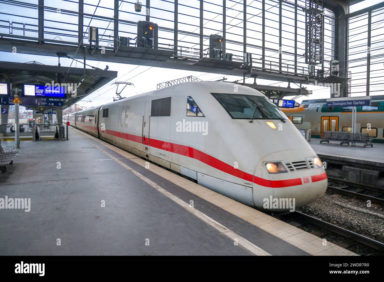 Bahnhof Berlin Zoologischer Garten. Durchfahrt eines Intercity Express ...