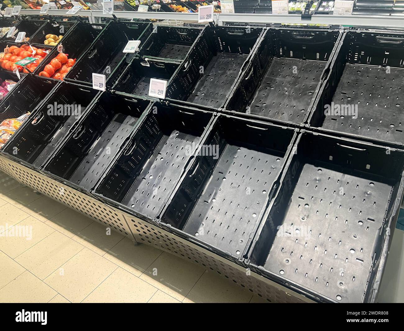Leeres Regal im Supermarkt *** Empty shelf in the supermarket Copyright ...