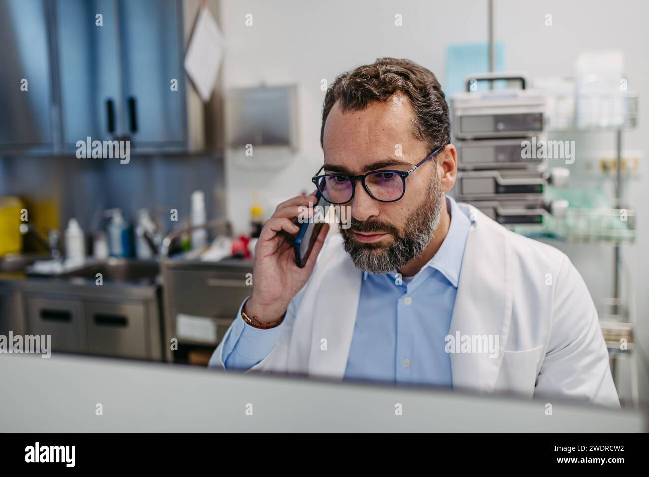 Portrait of ER doctor in hospital working in emergency room. Healthcare ...