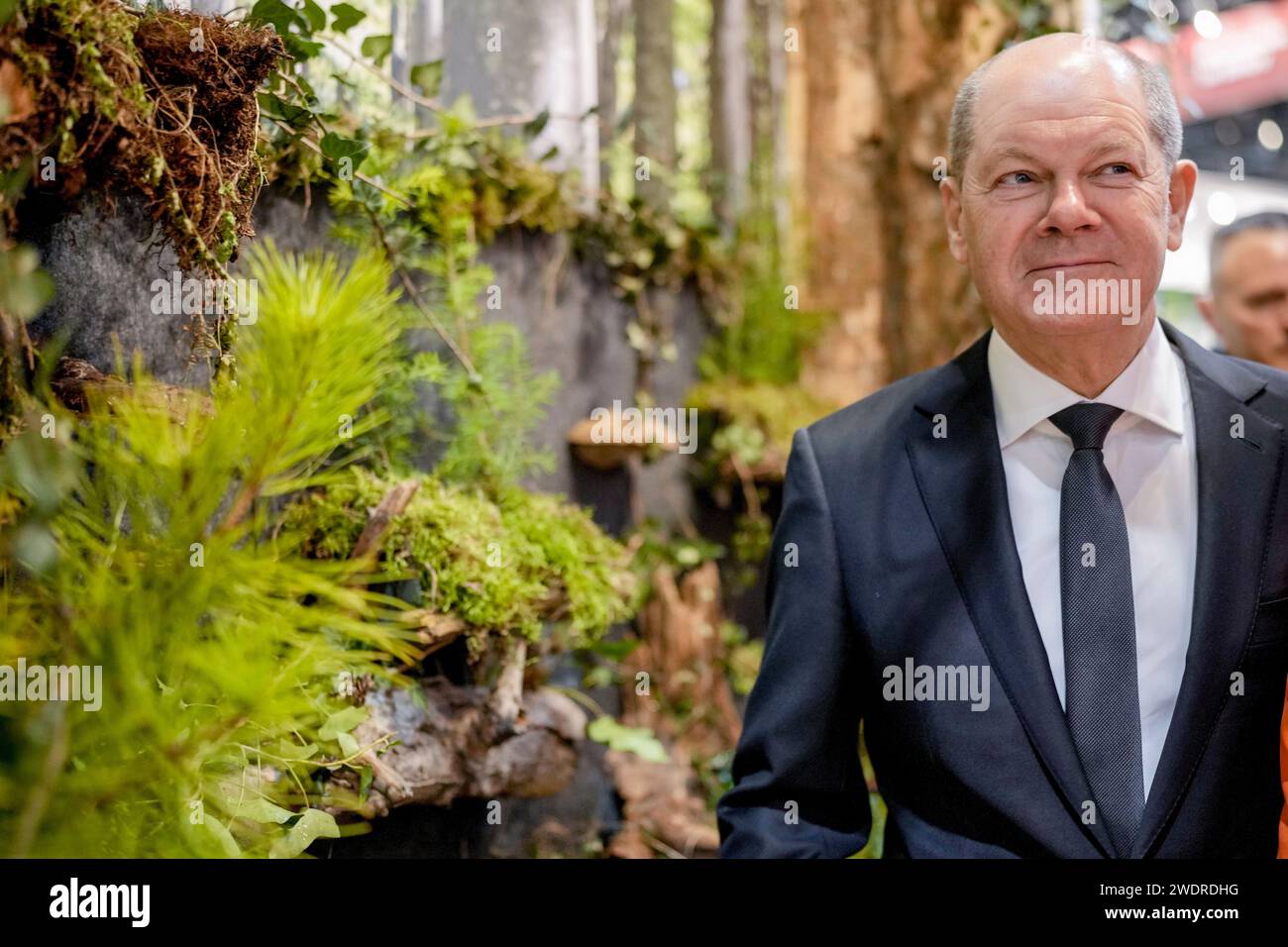 German Chancellor Olaf Scholz takes a look at the exhibition "forest ...