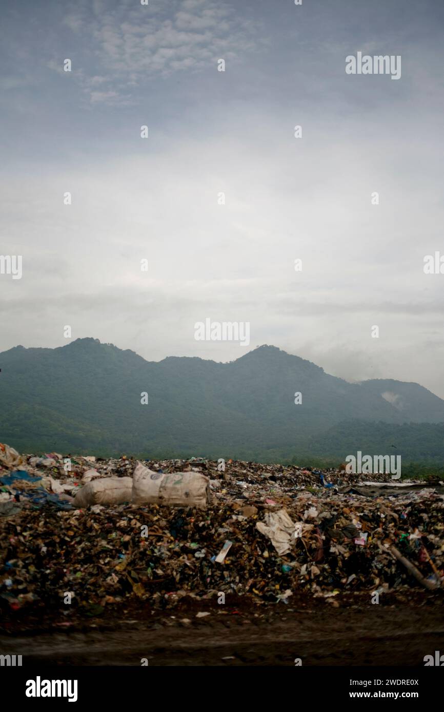 Rubbish refuse recycle landfill environment hi-res stock photography and images - Alamy