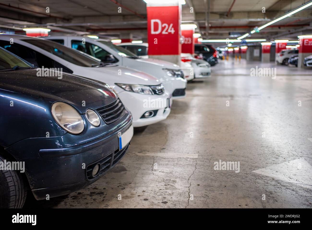 Cars parked in parking hi-res stock photography and images - Alamy