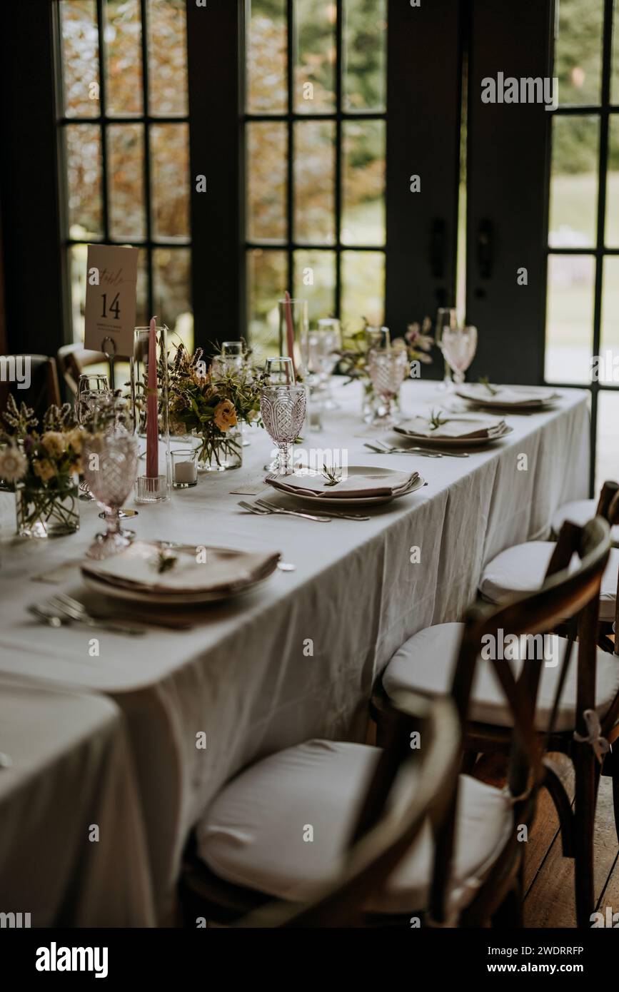 Elegant wedding reception dinner table decorations Stock Photo - Alamy