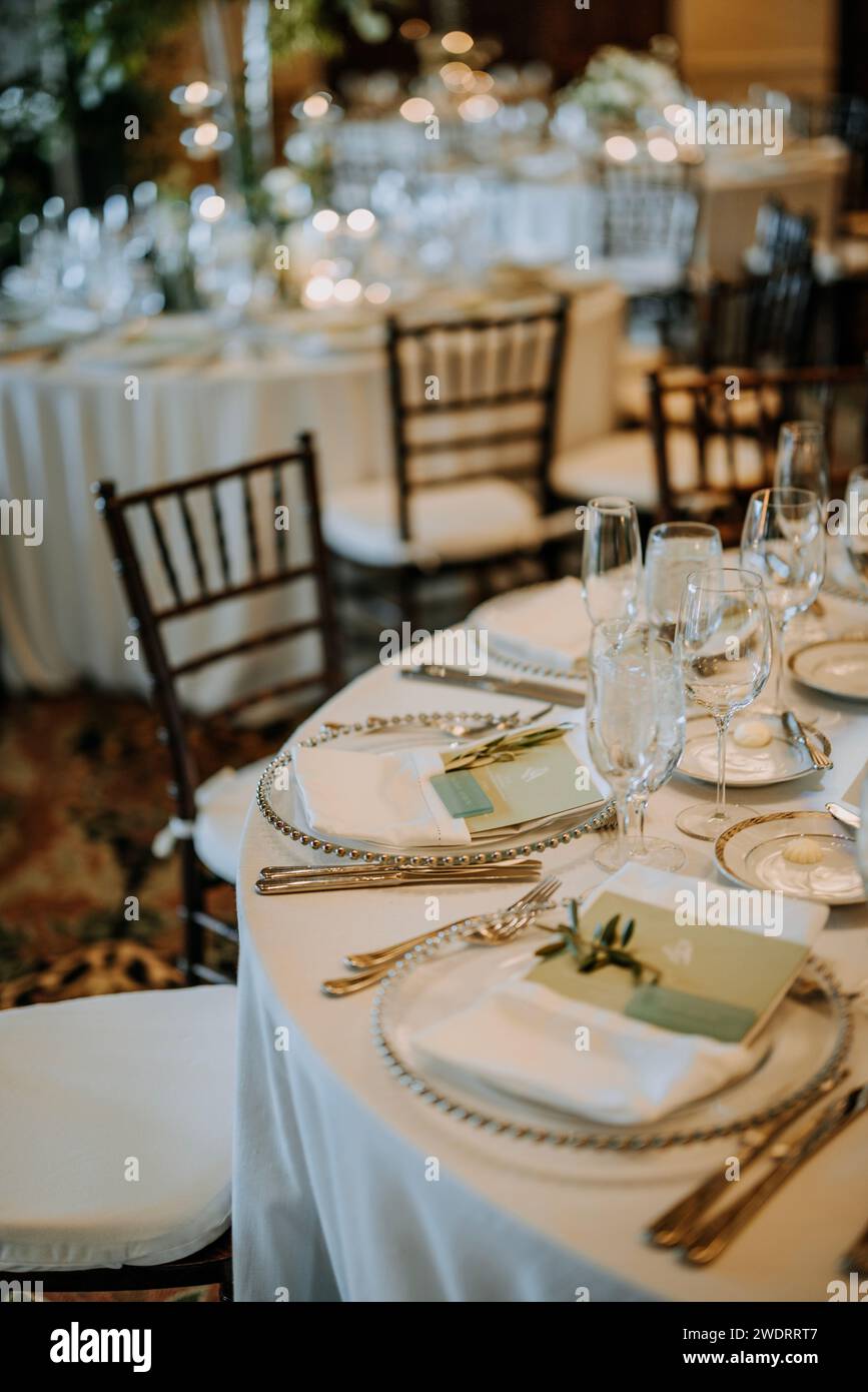 Elegant wedding reception dinner table place settings Stock Photo - Alamy