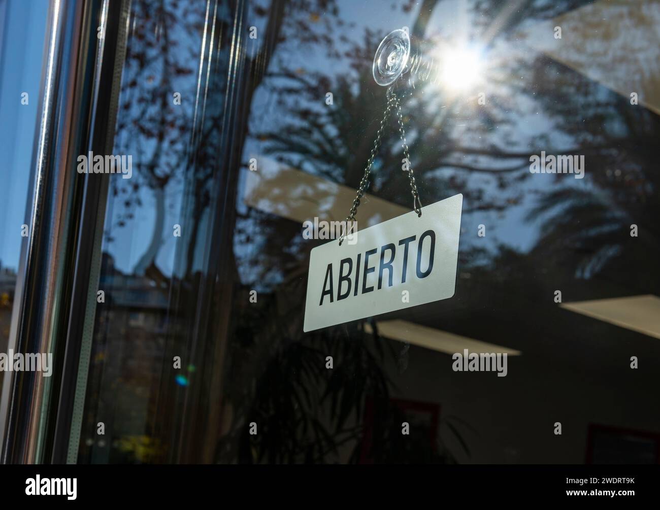 Abierto sign hi-res stock photography and images - Alamy
