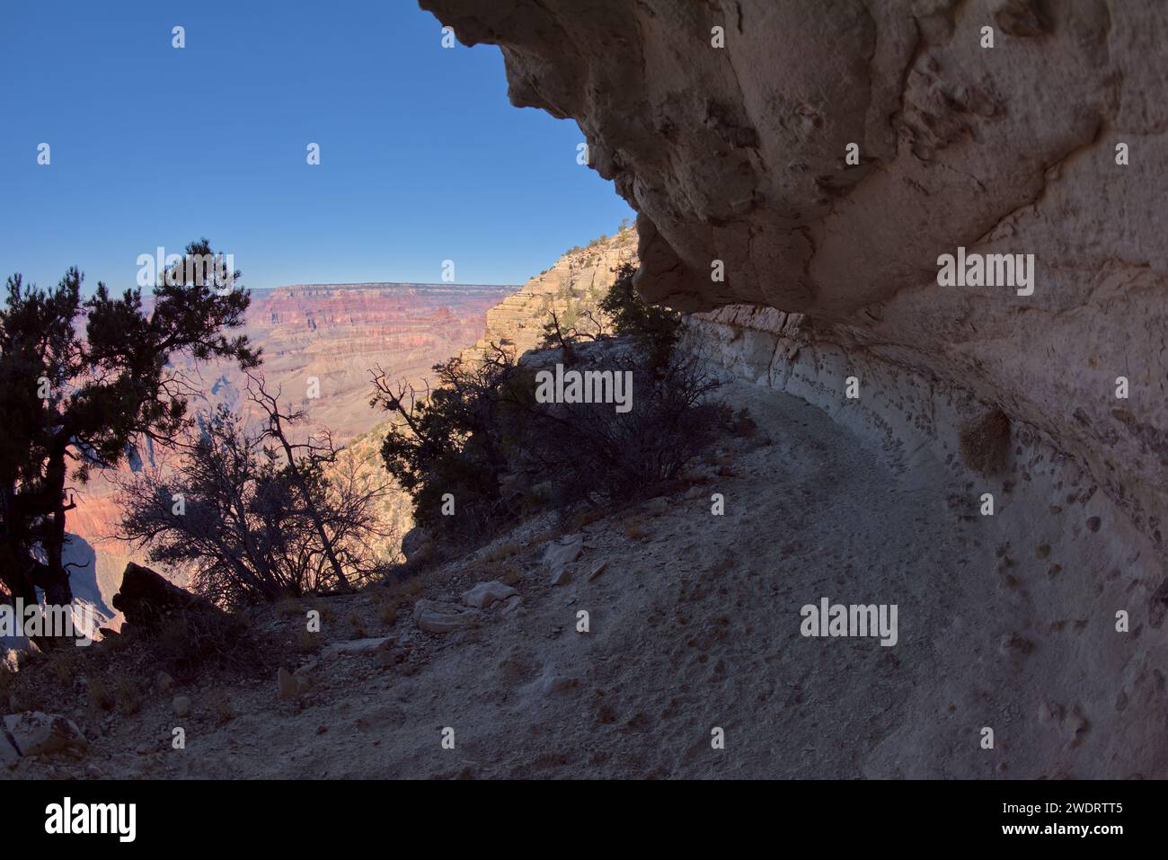 Cliff overhang hi-res stock photography and images - Alamy