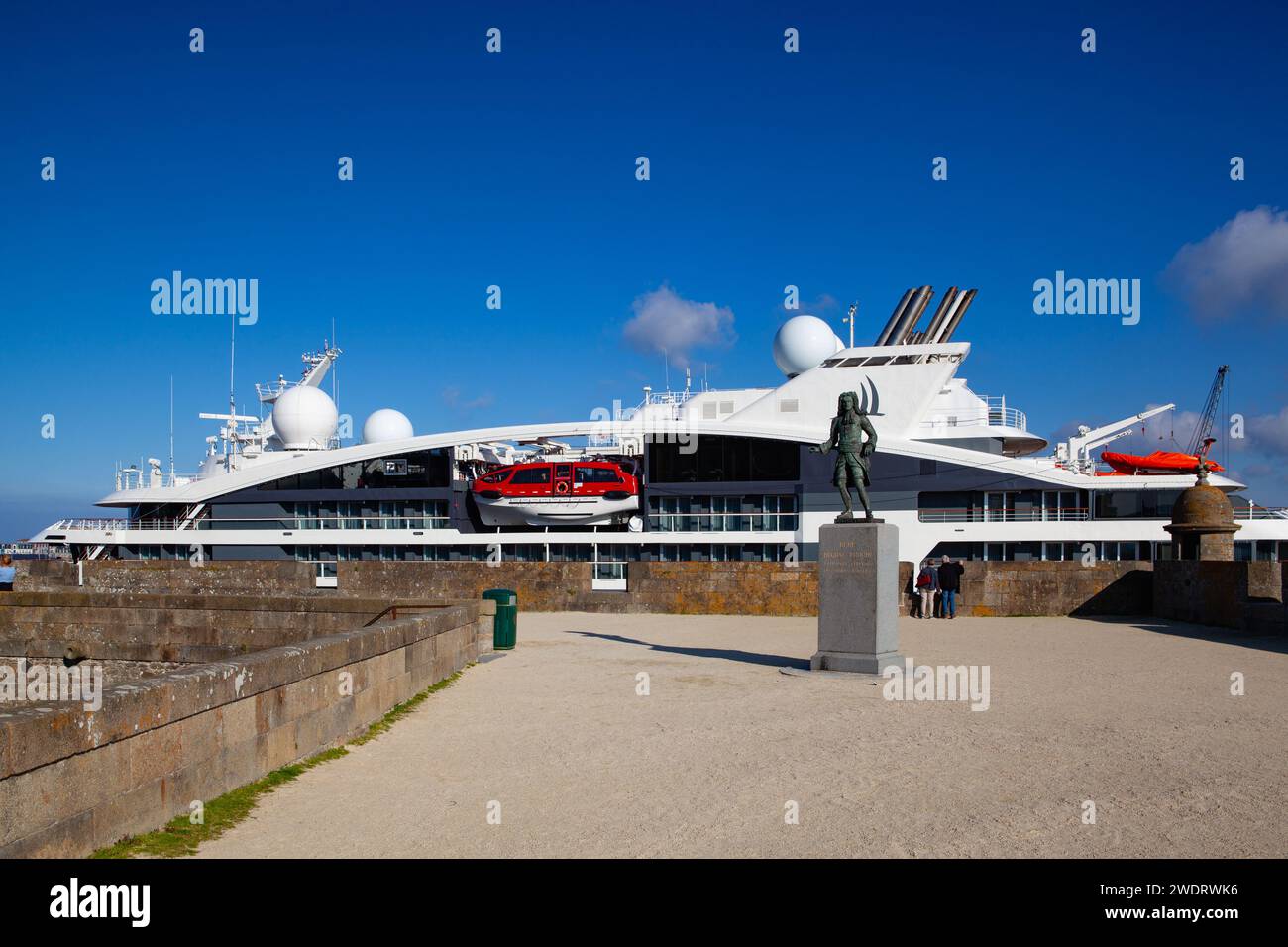 Luxury cruiser in the port next to amazing promenade on the ramp Stock ...