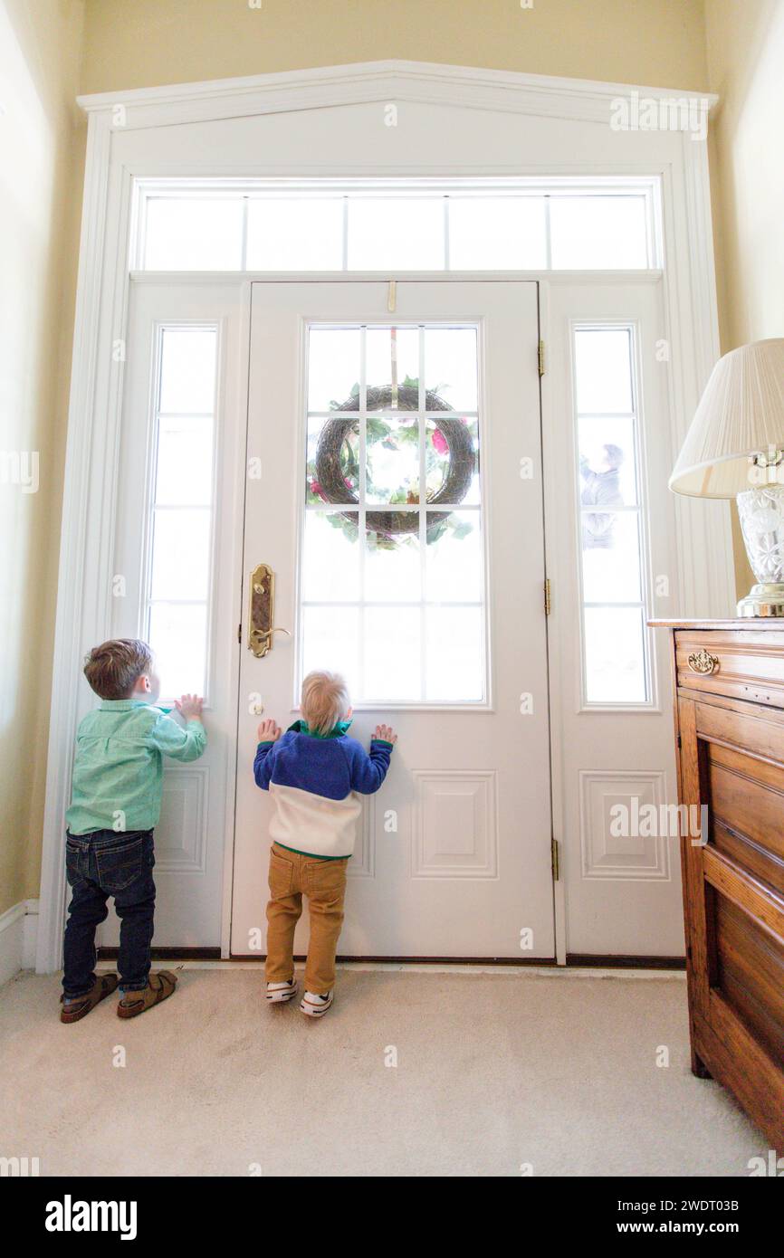 Kids looking into the window hi-res stock photography and images - Alamy