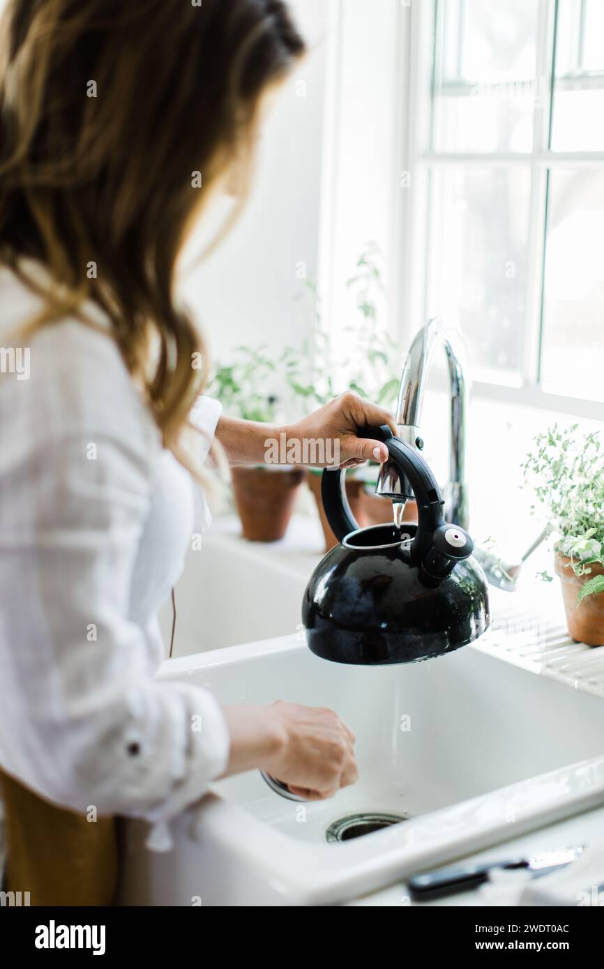 Farmhouse sink hi-res stock photography and images - Alamy