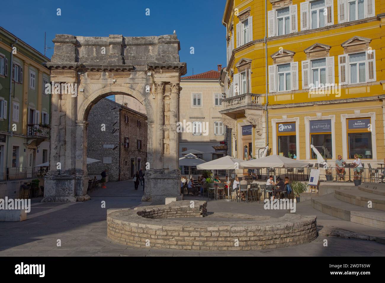 Arch of Sergii (Golden Gate), built 27 BC, Portarata Square, Old Town ...