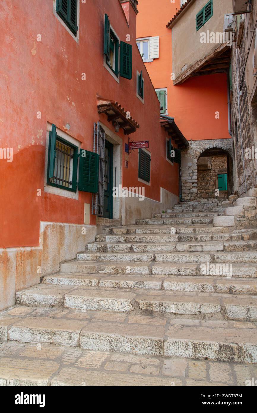 Arch walkway hi-res stock photography and images - Alamy