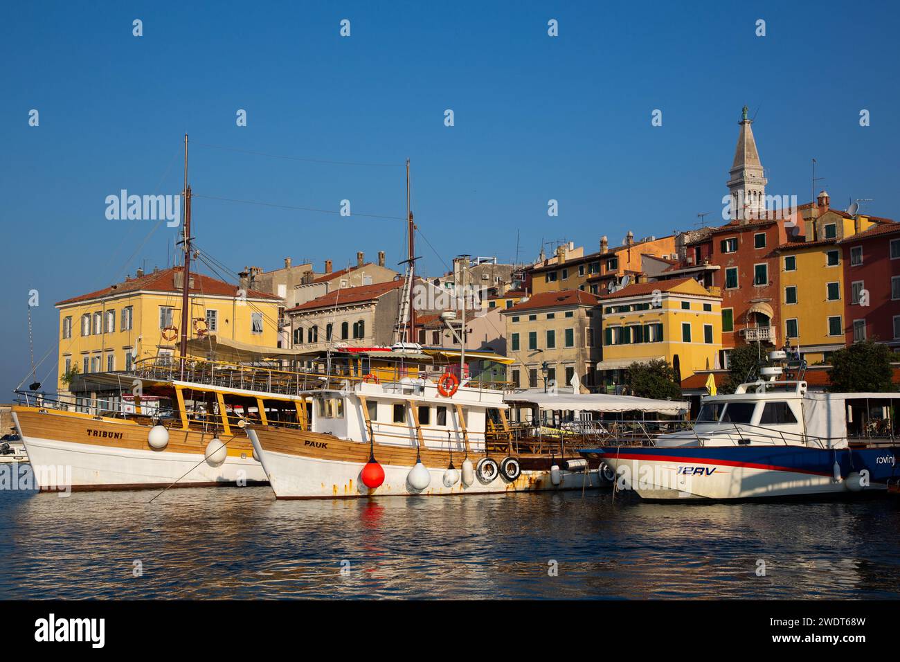 Coastal town harbor boats clear hi-res stock photography and images - Alamy