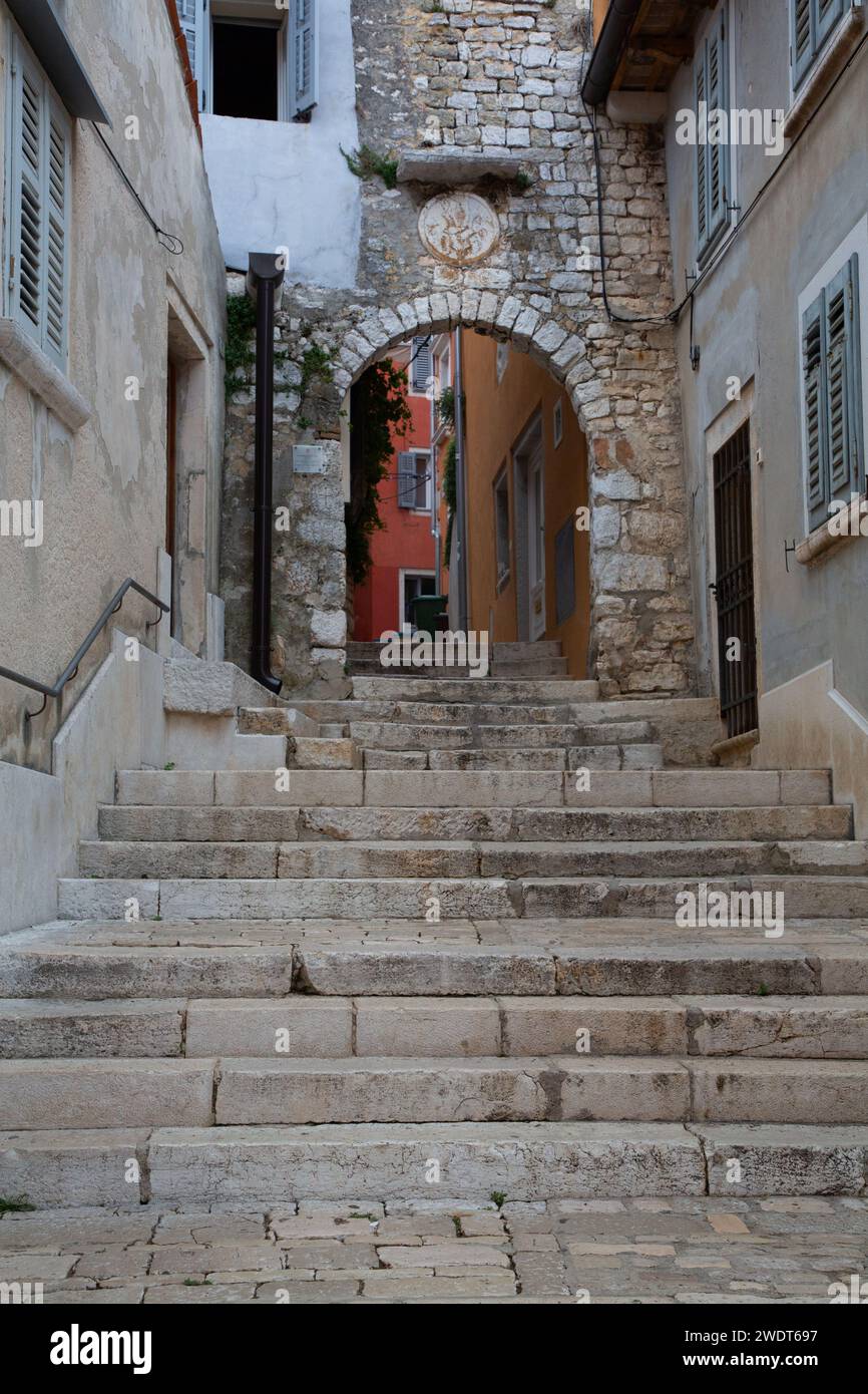 Arch walkway hi-res stock photography and images - Alamy