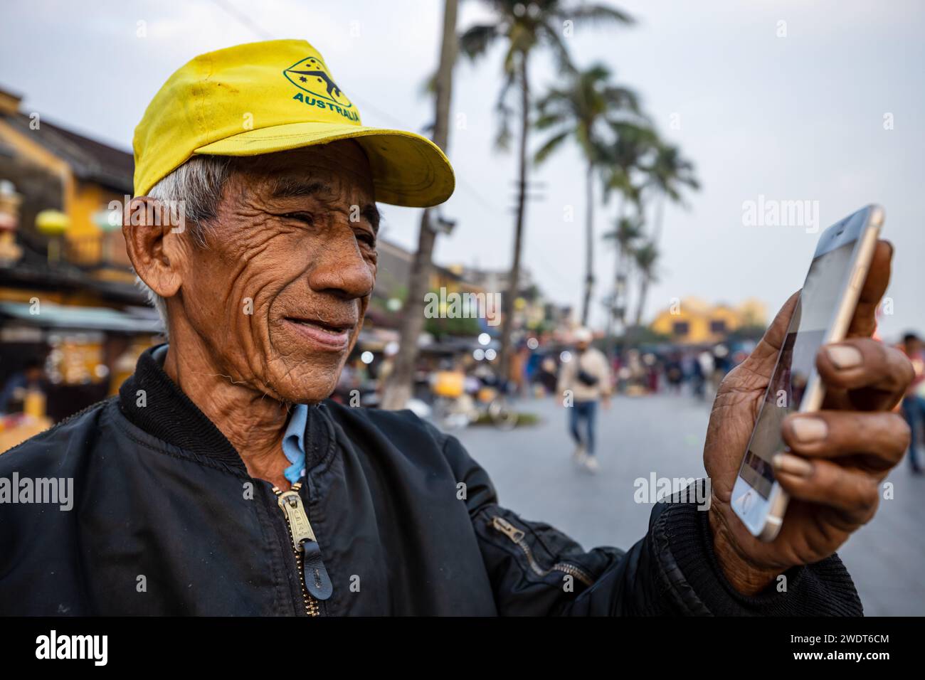 Old friendly man from vietnam Stock Photo - Alamy