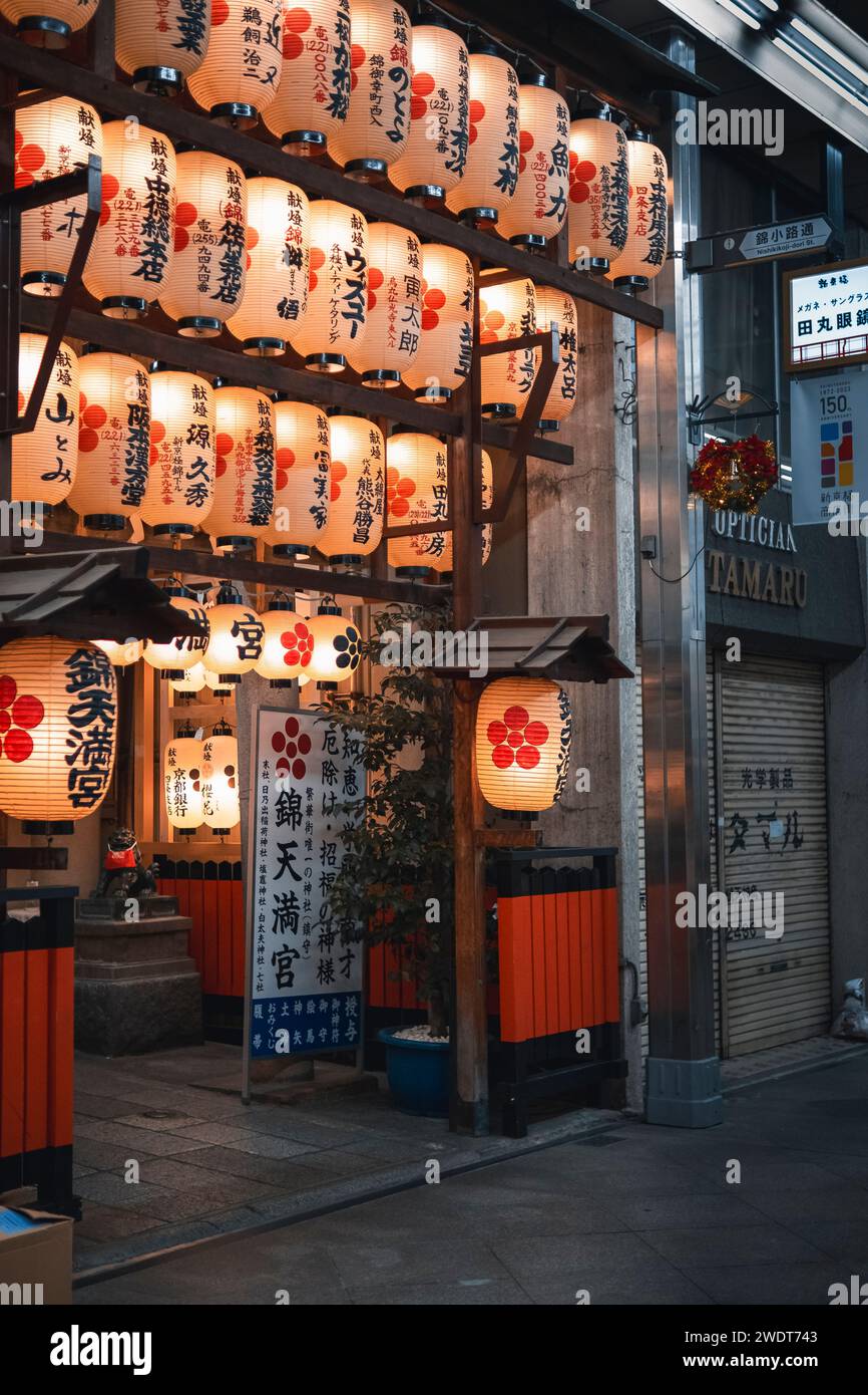 Paper lanterns in Kyoto geisha district of Gion by night, Kyoto, Honshu ...