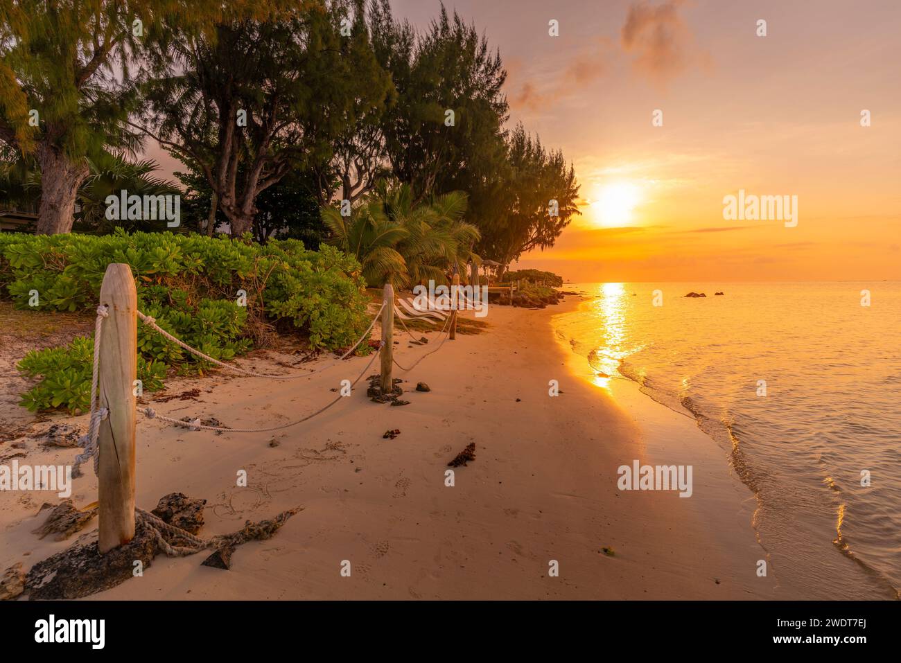 View of beach and Indian Ocean at sunset in Cap Malheureux, Mauritius ...