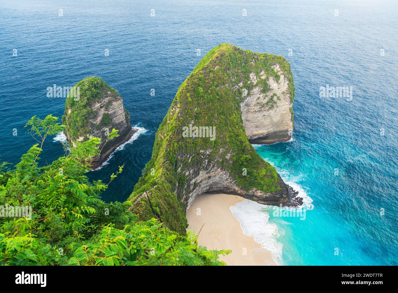 View from above of the famous empty Kelingking white sandy beach (T-Rex ...