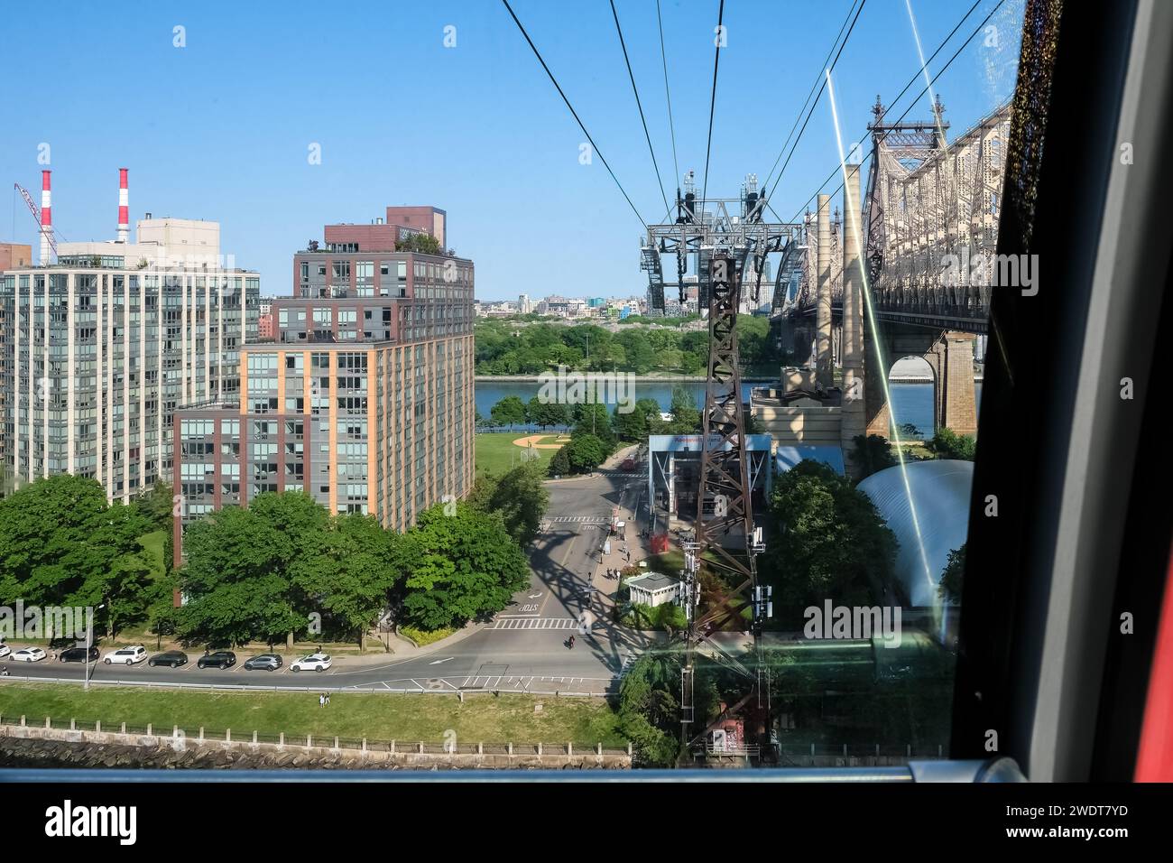 View of the Roosevelt Island Tramway, the first commuter aerial tramway ...