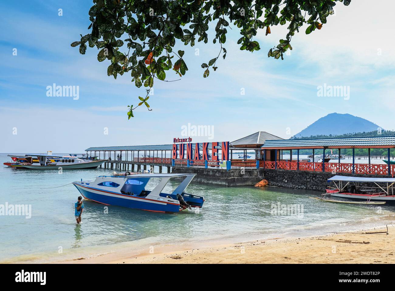 Jetty and Welcome sign for tourist boats on the central bay of this ...