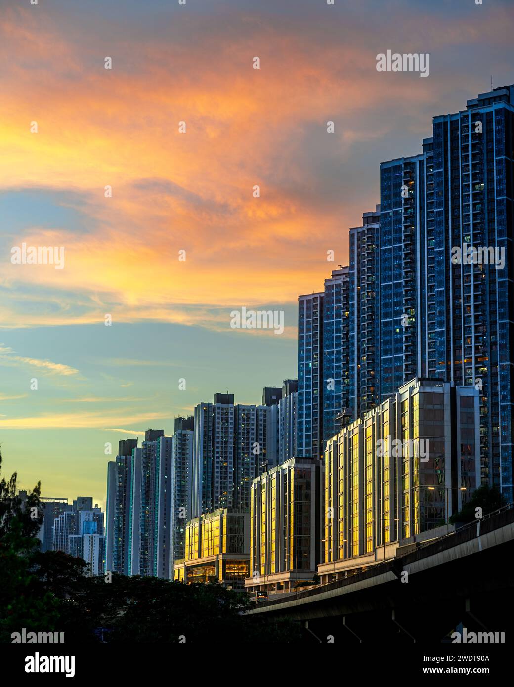 Tall buildings at sunset hi-res stock photography and images - Alamy