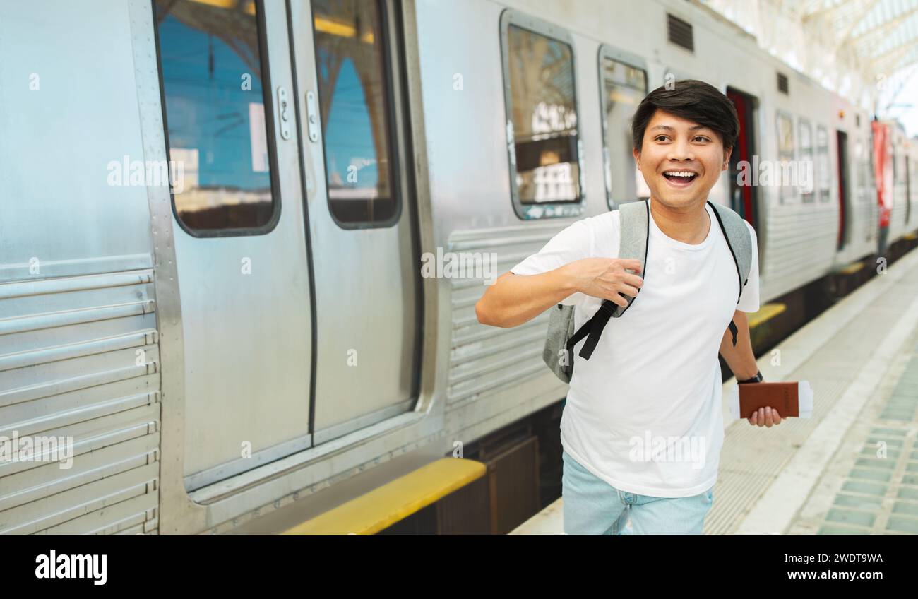 Man running suitcase in hand hi-res stock photography and images - Alamy