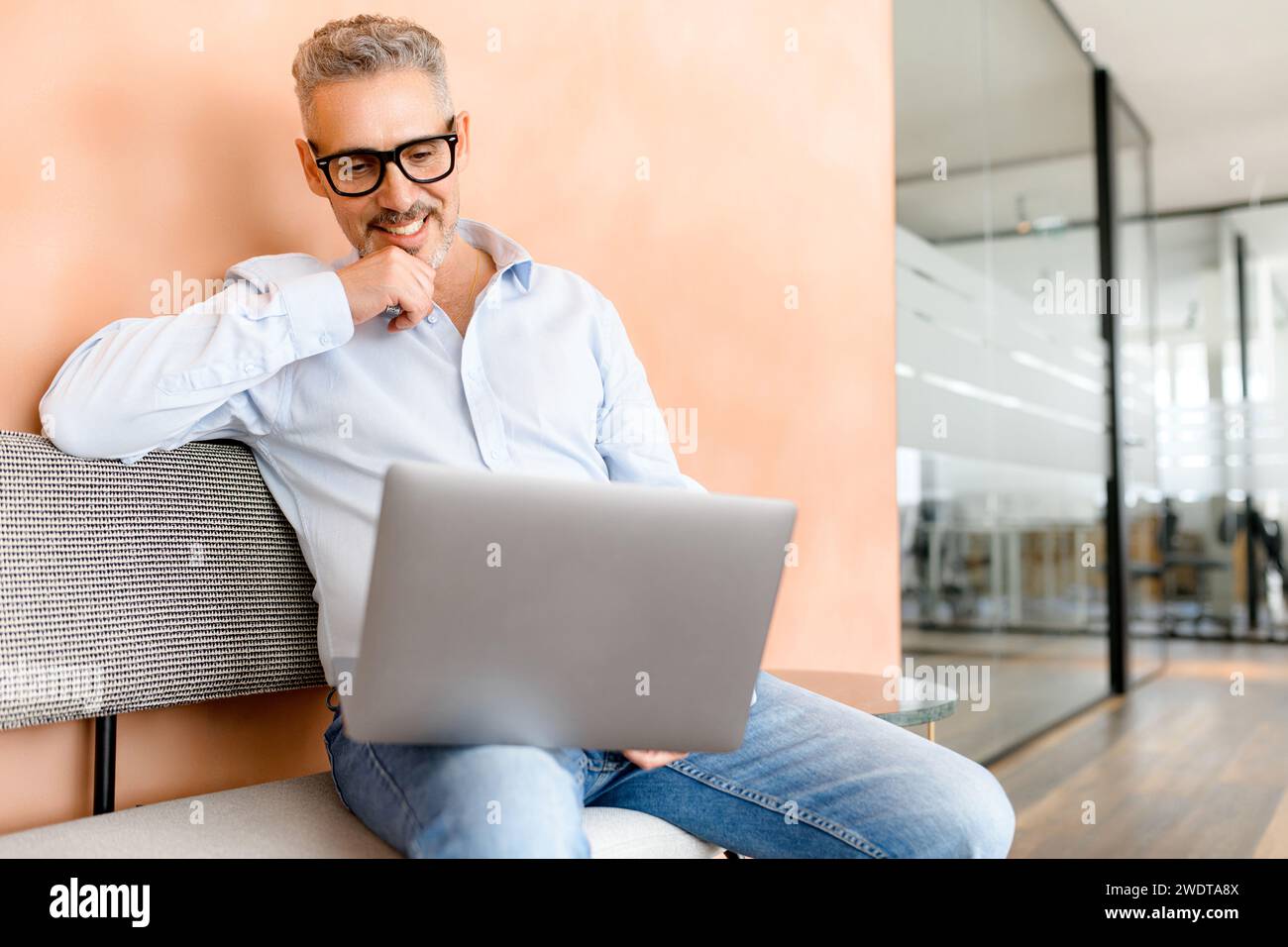 Flexible work environments hi-res stock photography and images - Alamy