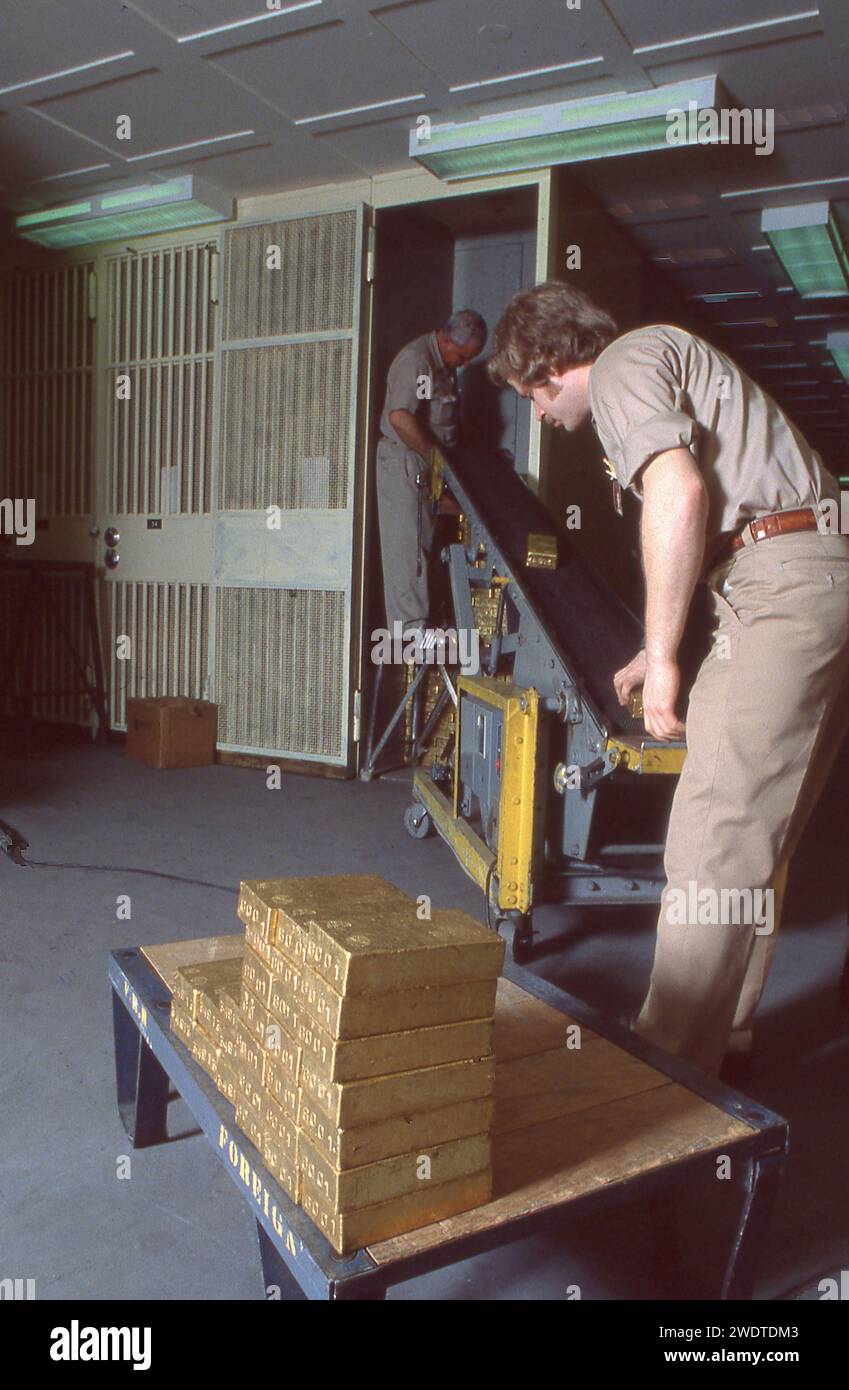 Gold bars in bank hi-res stock photography and images - Alamy