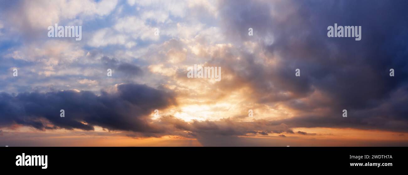 Cloudy landscape background hi-res stock photography and images - Alamy