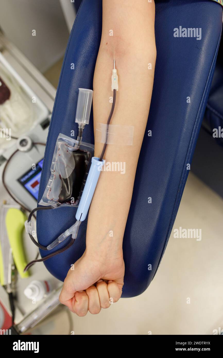 Man giving blood sample hi-res stock photography and images - Alamy