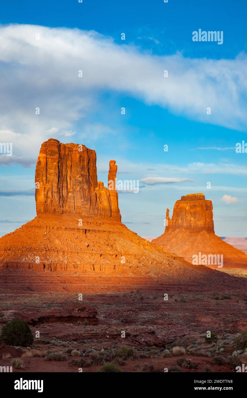 The Mittens, iconic sandstone buttes in the Monument Valley Navajo ...