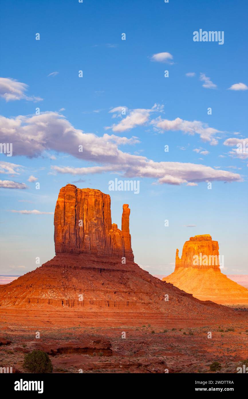 The Mittens, iconic sandstone buttes in the Monument Valley Navajo ...