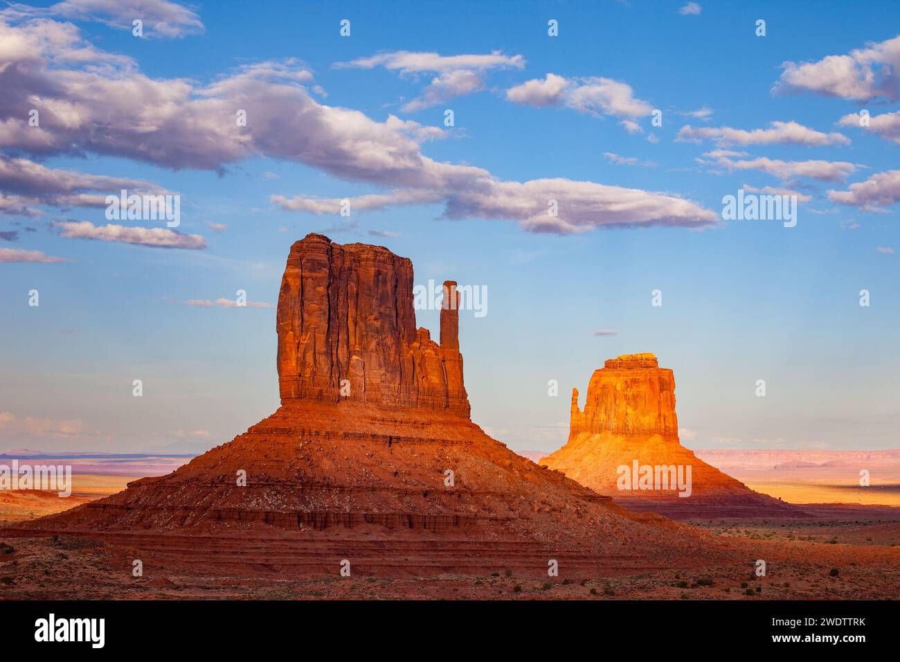 The Mittens, iconic sandstone buttes in the Monument Valley Navajo ...