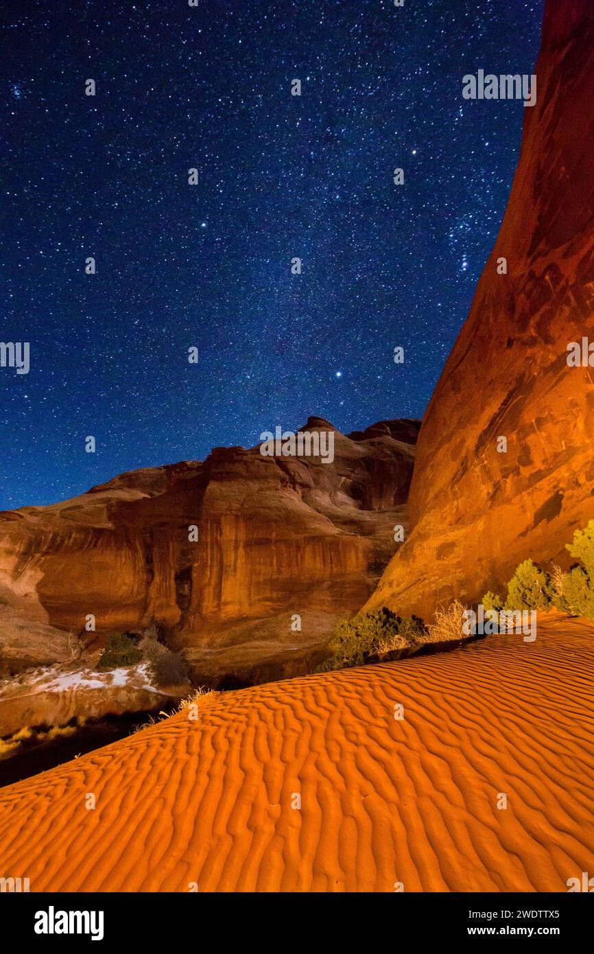 Orion & the Milky Way over the sand by the Ear of the Wind Arch at ...