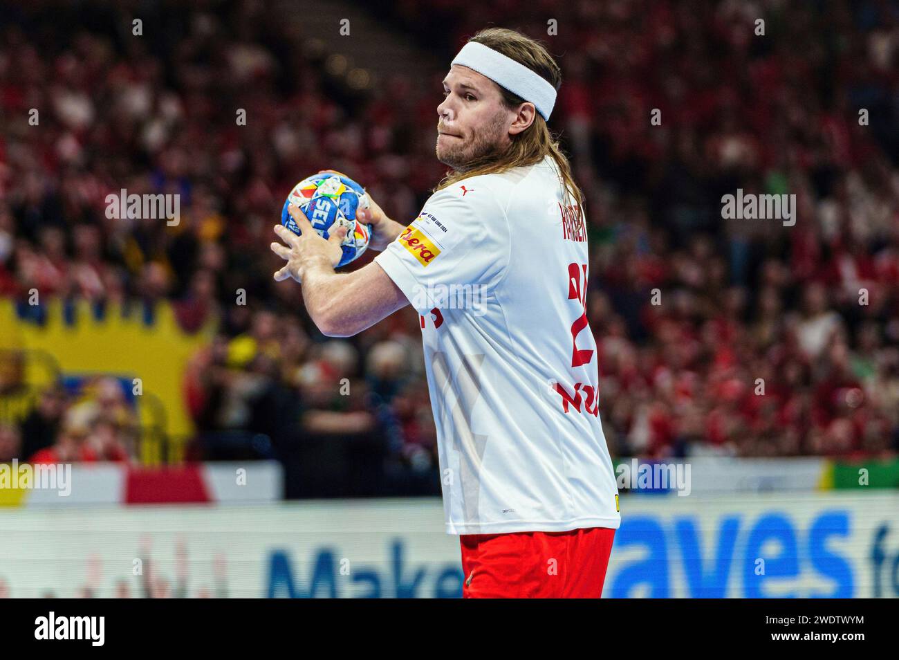 Hamburg, Deutschland. 21st Jan, 2024. 7 Meter Wurf/Tor Mikkel Hansen ...